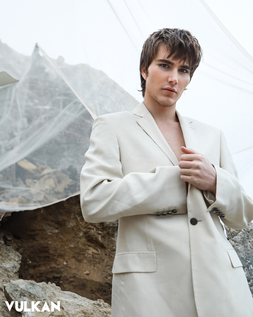 Into The Tide Of Dreams | Vulkan Magazine